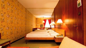 Quarto Triplo | Roupa de alta qualidade, edredões de penas, cofre no quarto
