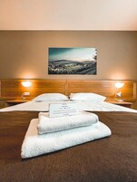 Roupas de cama antialérgicas, cofres nos quartos, escrivaninha