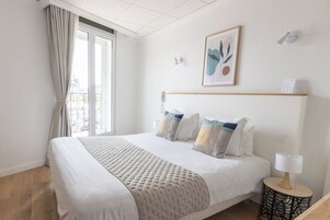 Quarto casal standard | Camas com colchões pillow-top, individualmente mobiliados, escrivaninha