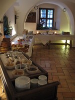 Café da manhã com pratos da culinária local grátis todos os dias