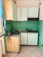 Escrivaninha, berços grátis