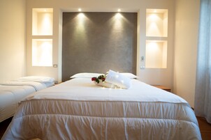 Quarto Triplo Cidade | Secretária, Wi-fi grátis, roupa de cama fornecida