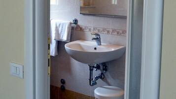 Um polibã, artigos de higiene pessoal grátis, um secador de cabelo