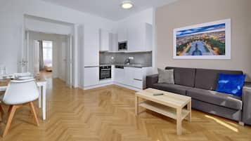 Apartamento exclusivo, 1 quarto | Cozinha privada | Geladeira, micro-ondas, cooktop, cafeteira/chaleira