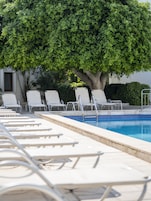 Piscina exterior sazonal, espreguiçadeiras