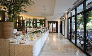 Café da manhã com buffet grátis todos os dias
