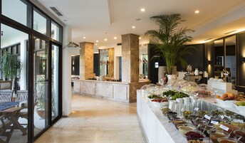 Pequenos-almoços, almoços, jantares servidos, com vista para a piscina 
