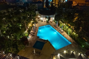 Piscina externa, funciona das 9h às 19h, guarda-sóis