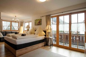 Quarto casal júnior | Roupas de cama premium, cofres nos quartos, escrivaninha