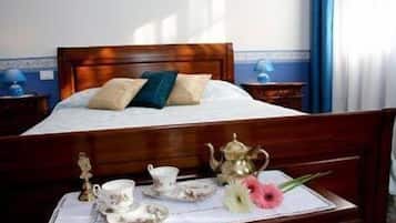 Quarto casal luxo, banheiro privativo | Roupas de cama premium, cofres nos quartos, escrivaninha