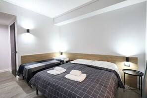 Quarto triplo standard | Lençóis italianos Frette, frigobar, cofres nos quartos, escrivaninha