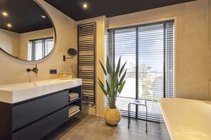 Deluxe tweepersoonskamer | Casa de banho | Artigos de higiene pessoal grátis, um secador de cabelo 