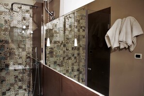 Quarto Triplo (external private bathroom) | Casa de banho | Um polibã, um secador de cabelo, um bidé, toalhas fornecidas 