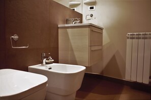 Quarto Triplo (external private bathroom) | Casa de banho | Um polibã, um secador de cabelo, um bidé, toalhas fornecidas 