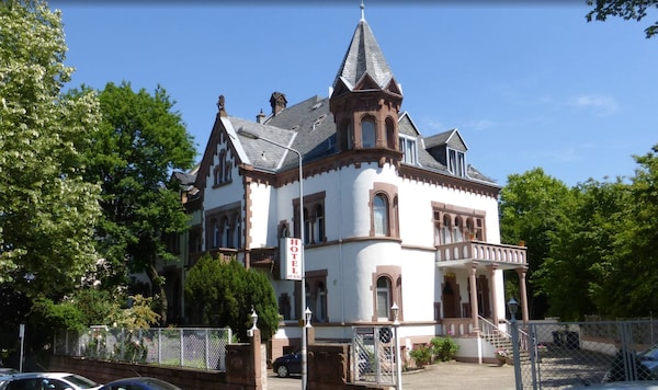 Hotel Am Berg - Frankfurt na Majni