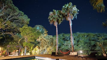 Piscina exterior, da(s) 8:00 à(s) 22:00, guarda-sóis, espreguiçadeiras