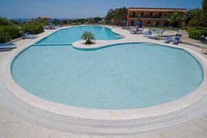 2 piscinas exteriores, guarda-sóis, espreguiçadeiras