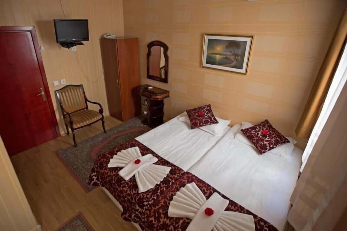 Lençóis de algodão egípcio, cofre no quarto, secretária