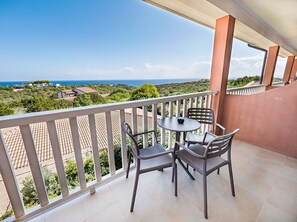 Quarto Clássico, vista para o mar | Minibar, cofre no quarto, secretária, berços/camas para crianças grátis 