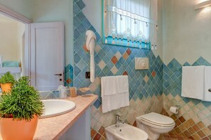 Um polibã, artigos de higiene pessoal grátis, um secador de cabelo 