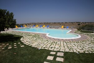 Piscina exterior, espreguiçadeiras 