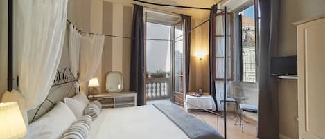 Quarto Duplo Deluxe, não fumadores, casa de banho anexa (Vista Duomo) | Cofre no quarto, cortinas/cortinados opacos, quartos insonorizados