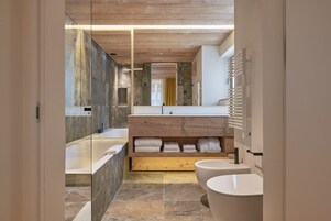 Quarto Duplo Premium | Casa de banho | Artigos de higiene pessoal grátis, um secador de cabelo, roupões 