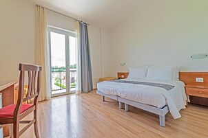 Um polibã, artigos de higiene pessoal grátis, um secador de cabelo 