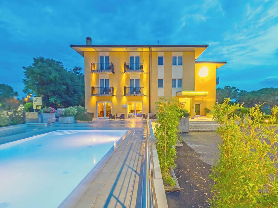 Piscina externa sazonal, espreguiçadeiras