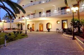 Fachada da propriedade à noite