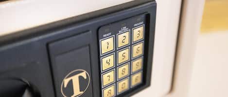 Uma fechadura eletrônica com o logotipo T.