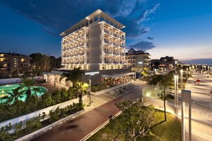 Fachada da propriedade à noite