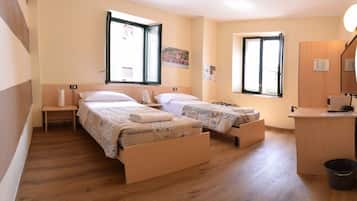 Quarto casal | Cofres nos quartos, escrivaninha, ferros/tábuas de passar roupa