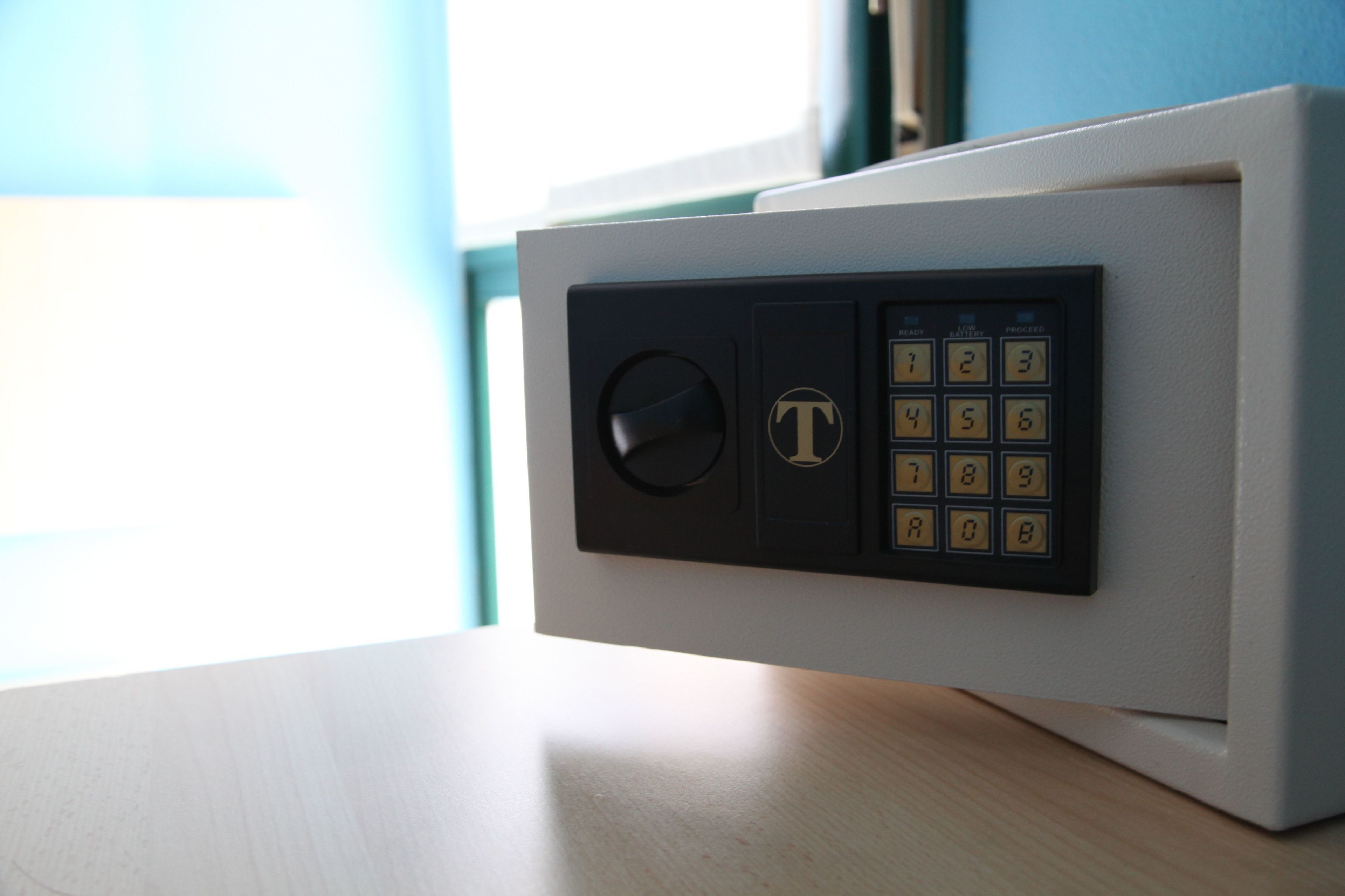 Um cofre com teclado e fechadura.