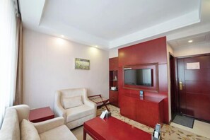 Frigobar, cofres nos quartos, escrivaninha
