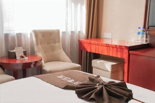 Frigobar, cofres nos quartos, escrivaninha