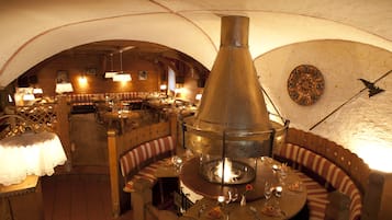 Serviço de almoço e jantar; culinária regional, restaurante ao ar livre