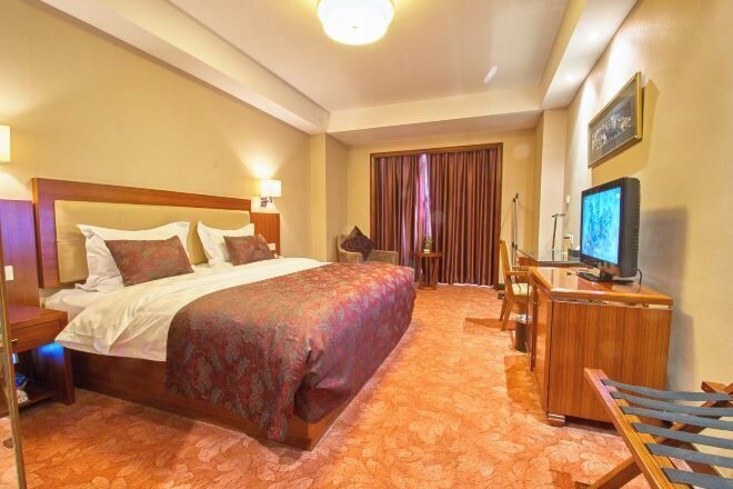 Minibar, cofre no quarto, despertadores 