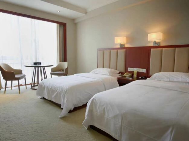 Minibar, cofre no quarto, despertadores 