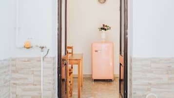 Apartamento, 1 quarto | Cozinha privada | Geladeira, mesas de jantar