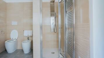 Apartamento superluxo, banheira de imersão | Banheiro | Chuveiro, ducha de hidromassagem