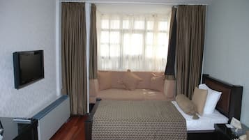 Frigobar, cofres nos quartos, escrivaninha, quartos à prova de som