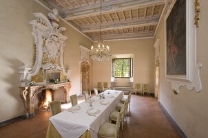 Serviço de almoço e jantar, restaurante ao ar livre 