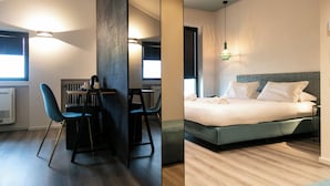 Quarto moderno com cama, escrivaninha e cadeiras.