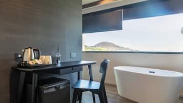 Quarto luxo | Banheiro | Secador de cabelo, roupões de banho, bidê, toalhas de banho