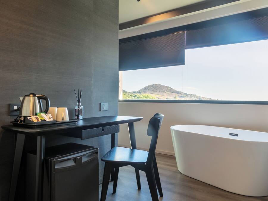 Quarto Deluxe | Casa de banho | Um secador de cabelo, roupões, um bidé, toalhas fornecidas