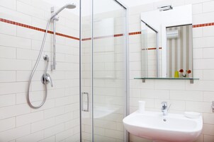 Produtos de toalete grátis, secador de cabelo, bidê, toalhas de banho