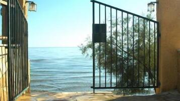 Uma entrada com portão e vista para o mar.
