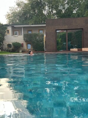 Piscina externa, espreguiçadeiras