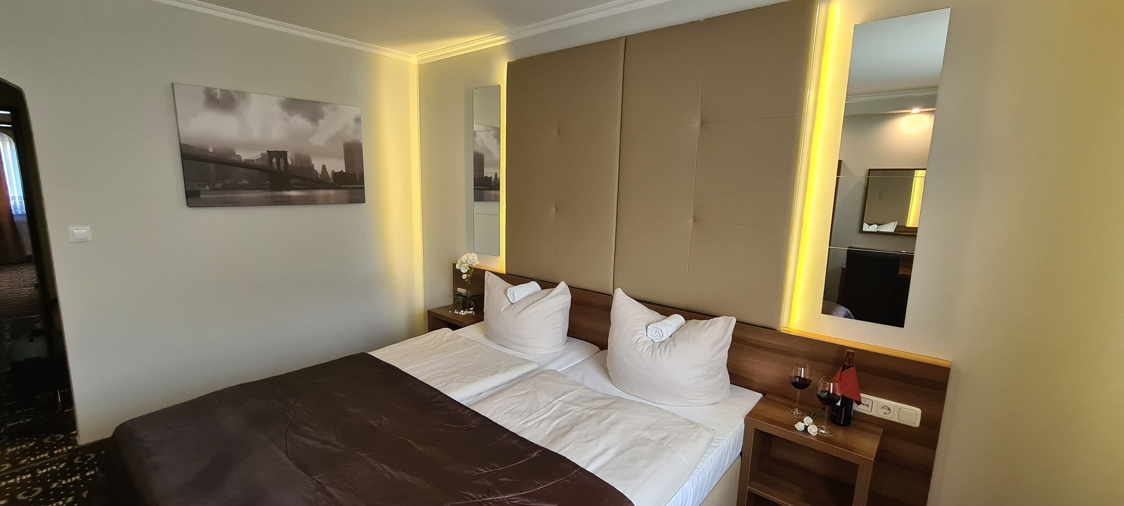 Com mobília individualizada, secretária, camas desdobráveis 